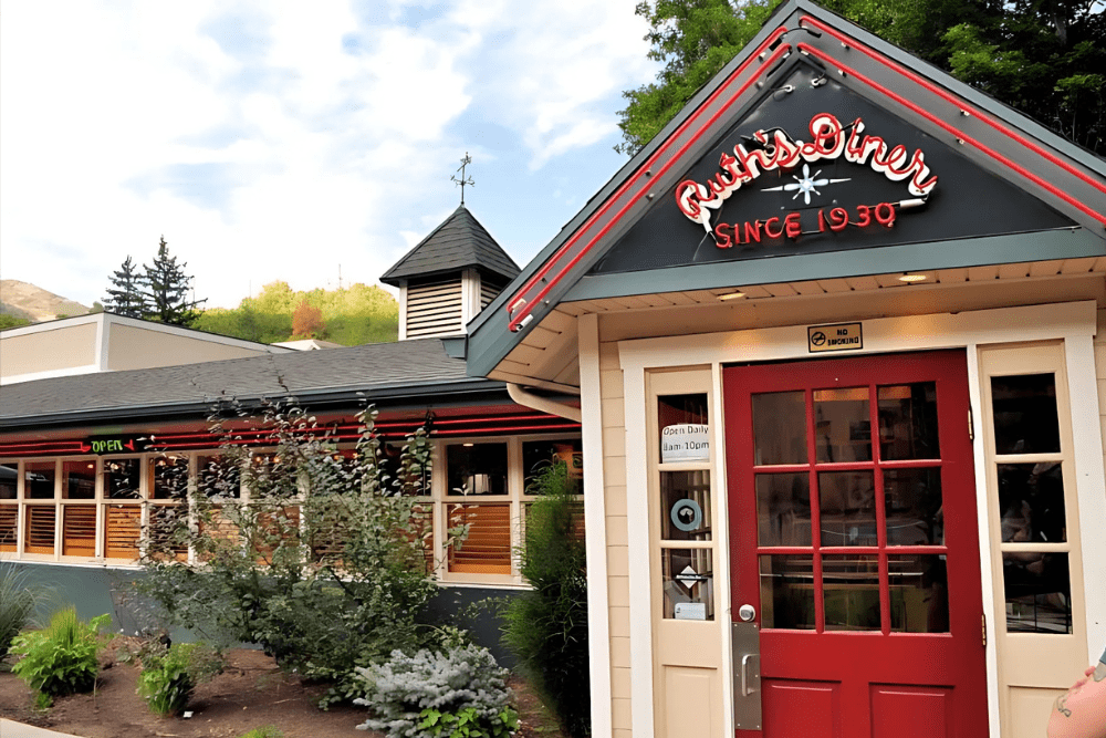 Guy Fieri’s Guide to 10 Best Diners, Drive-Ins, and Dives