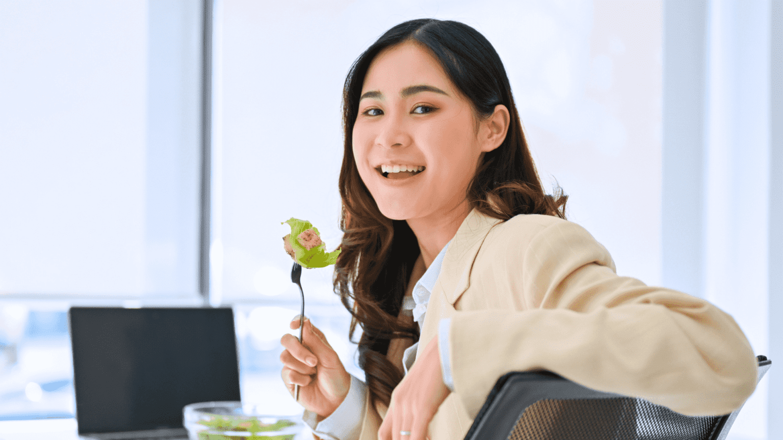 Smart Eats: Here Are 10 Affordable Hacks for Healthy Eating at Work